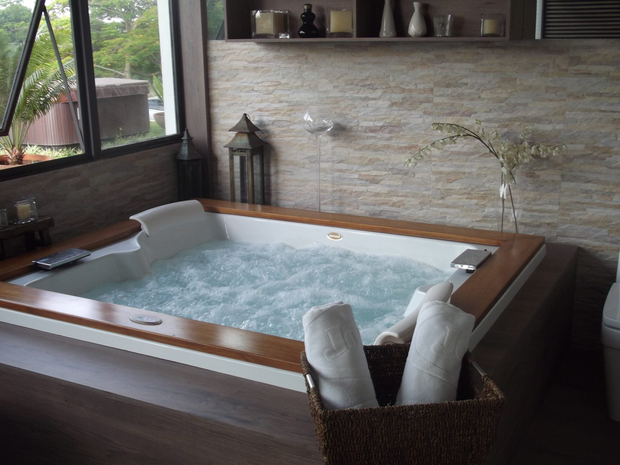 Bañera JACUZZI© con hidromasaje Jacuzzi© Aura Wood 192x166 ...